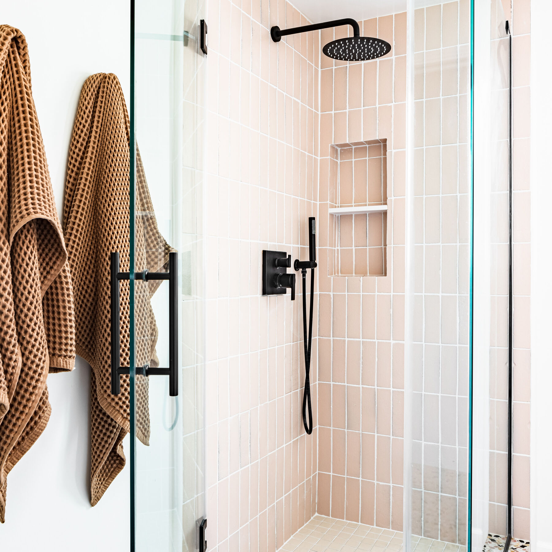 Rae Rockwell: Cantara Mojave Brick Primary Bathroom | Fireclay Tile