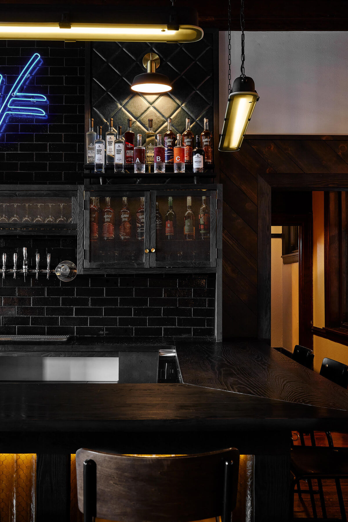 Northbound Restaurant: Glazed Thin Brick Bar | Fireclay Tile