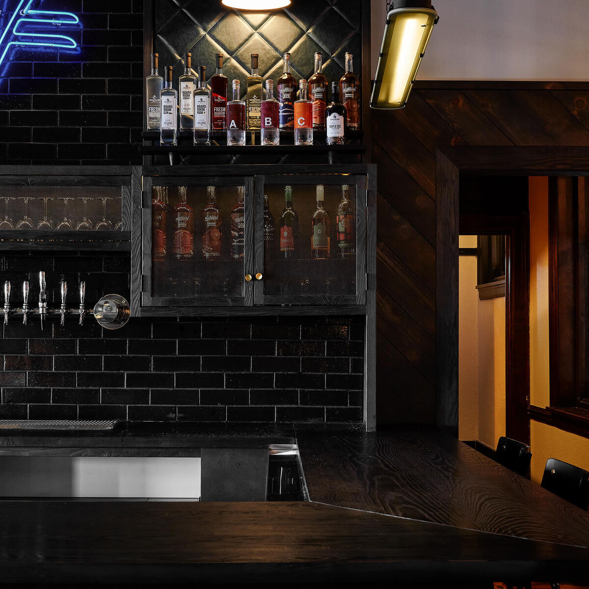 Northbound Restaurant: Glazed Thin Brick Bar | Fireclay Tile