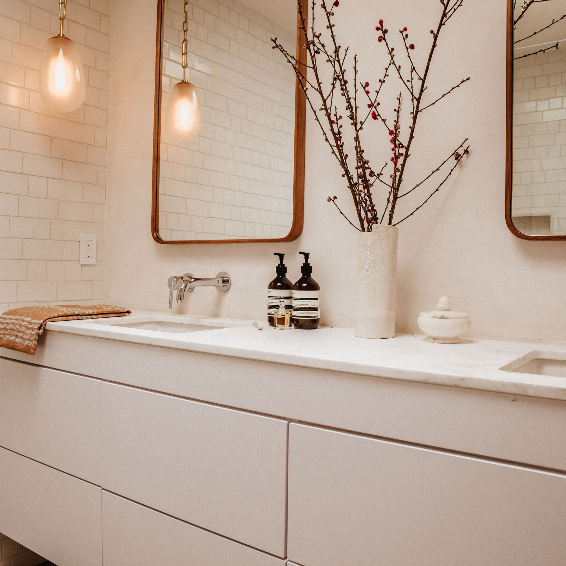 Zuhause: White Bathroom Tiles | Fireclay Tile | Fireclay Tile